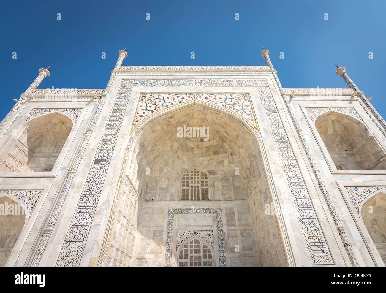 Facade details in the white marble of the Taj Mahal mausoleum built in ...