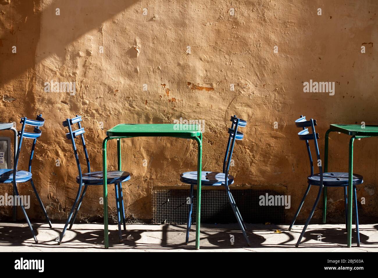 Crumbling in the sun hi-res stock photography and images - Alamy