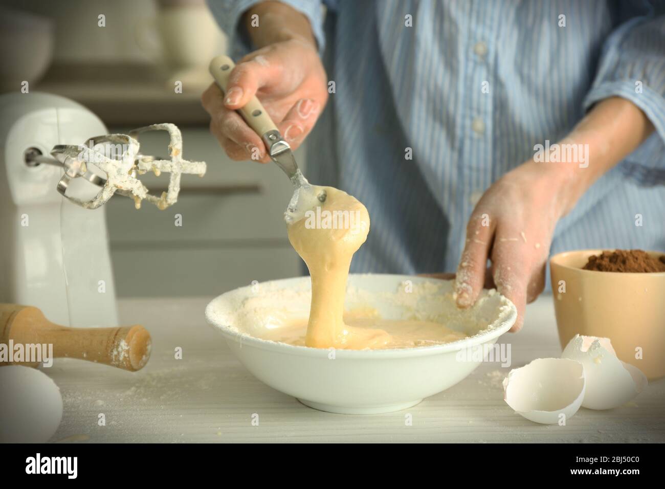 Woman mixing a cake food mixer hi-res stock photography and images - Alamy