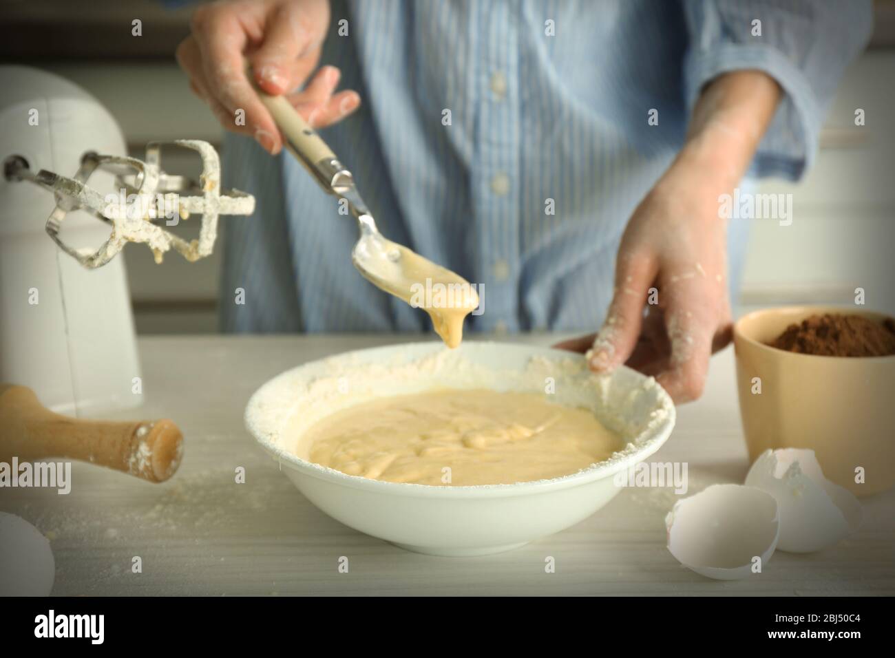 Woman mixing a cake food mixer hi-res stock photography and images - Alamy
