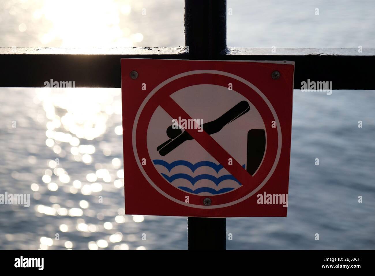Warning sign no jumping diving hi-res stock photography and images - Alamy