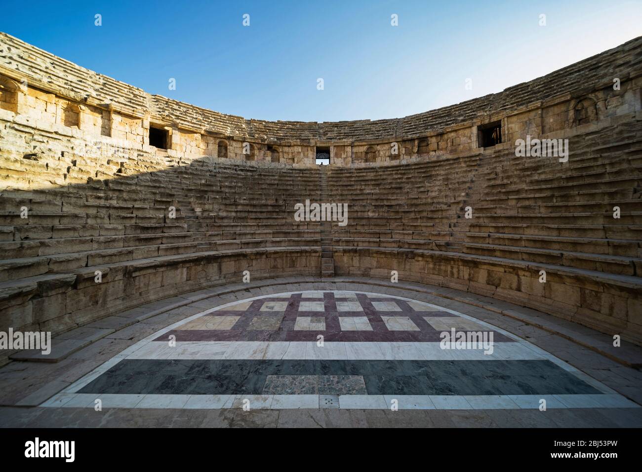 Light streams into the Roman amphitheatre in Jerash in Jordan Stock ...