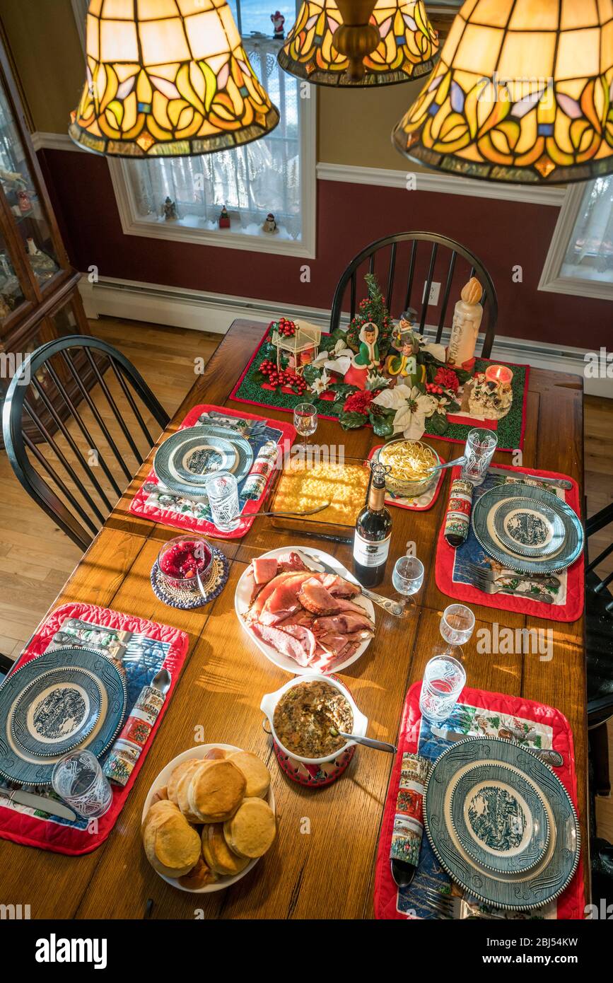 Family singing at christmas table hi-res stock photography and images ...