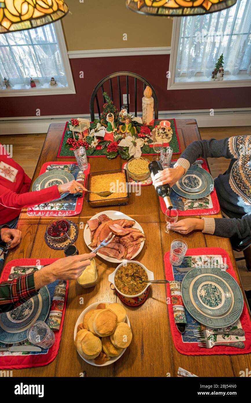 Family singing at christmas table hi-res stock photography and images ...