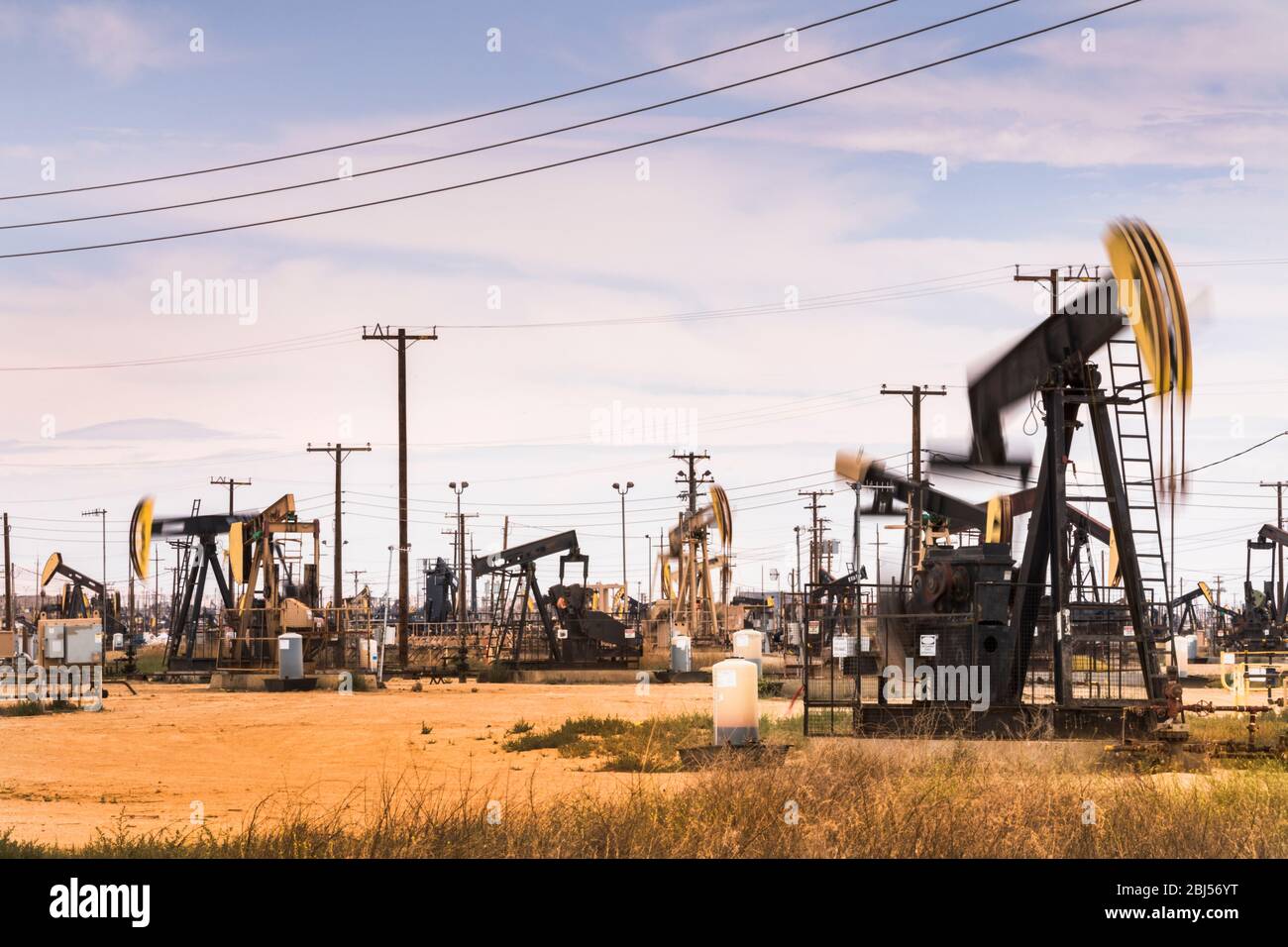 United arab emirates oil rig hi-res stock photography and images - Alamy