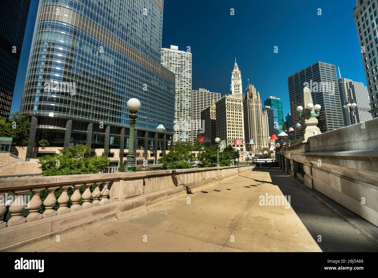 Walkway path down to the Chicago Riverwalk, Illinois, USA Stock Photo ...