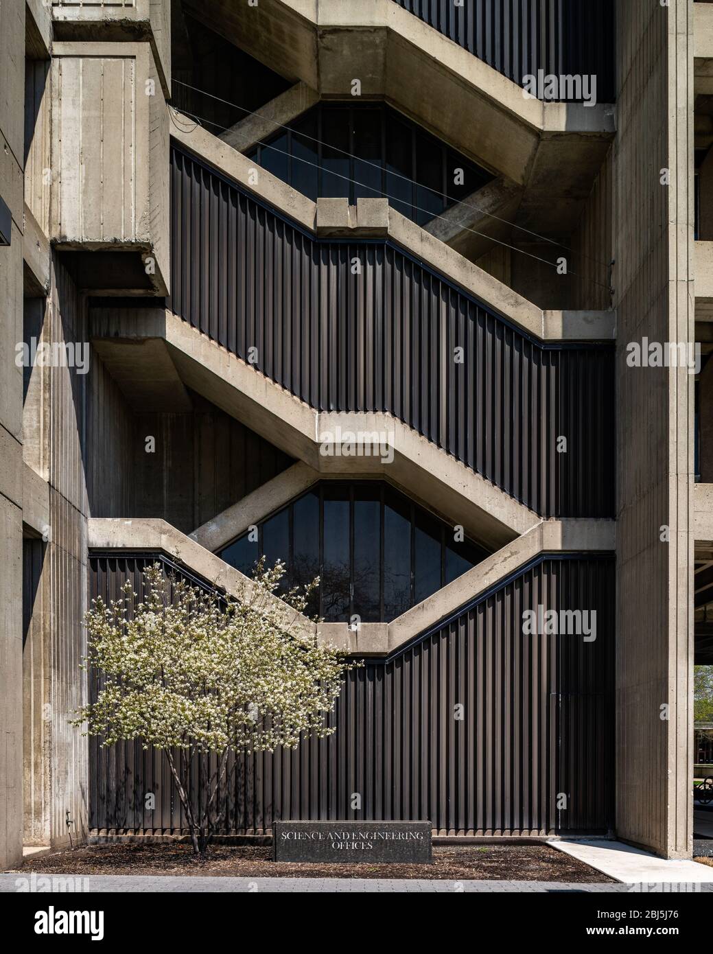 Chicago style windows on building hi-res stock photography and images ...