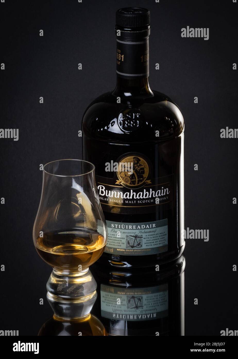 Bottle of single malt whisky and glass Stock Photo - Alamy