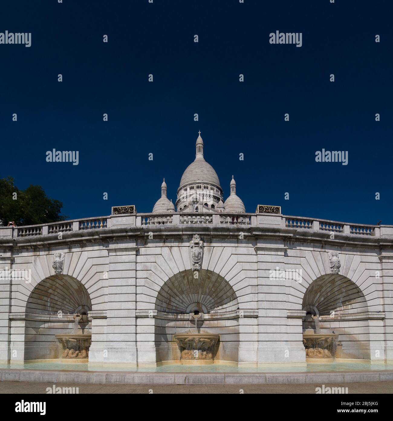 Fountain and the Basilica of the Sacred Heart of Jesus or Sacre-Coeur ...