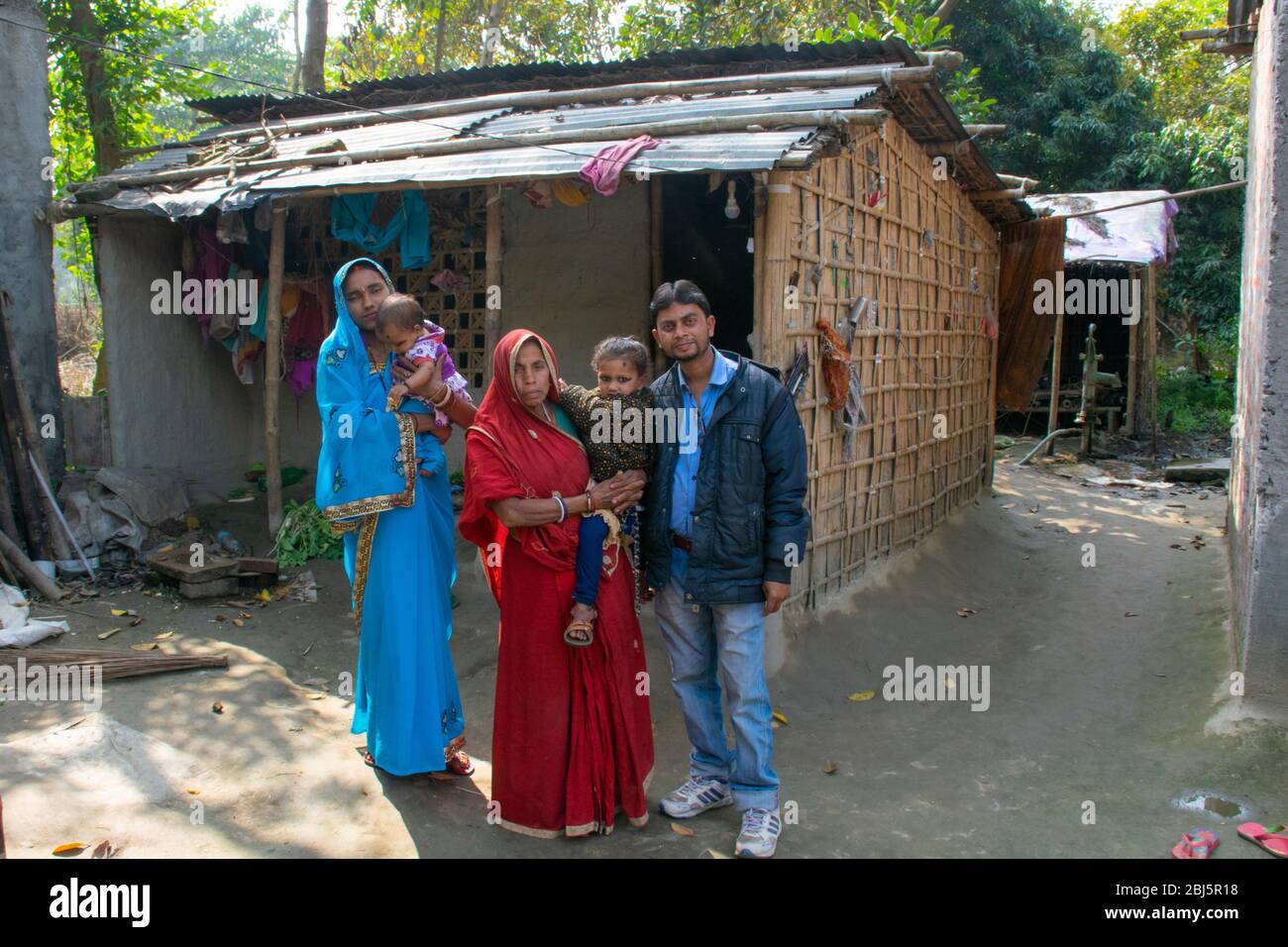House poverty family young couple hi-res stock photography and images ...