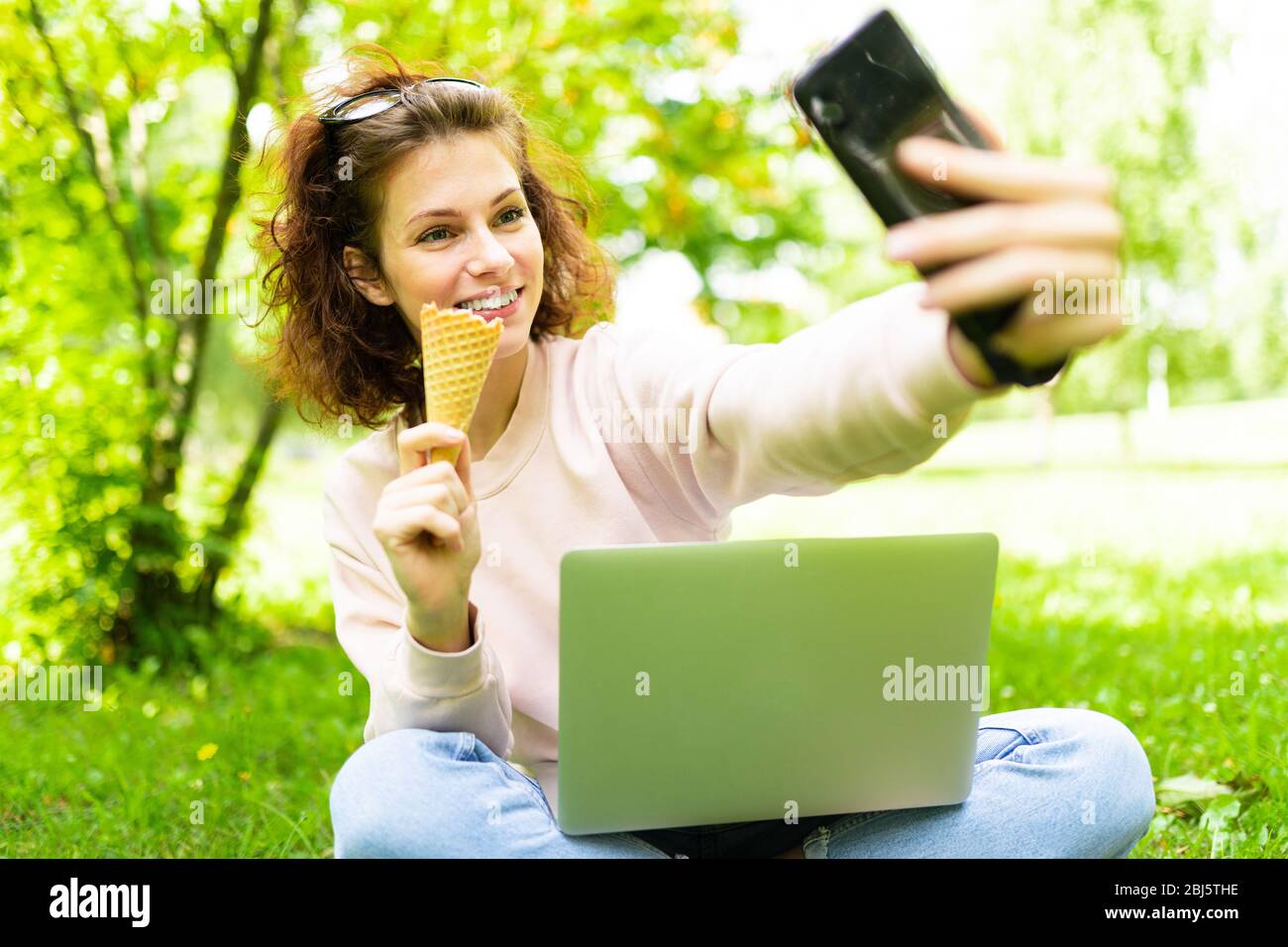 Laptop nature selfie hi-res stock photography and images - Alamy