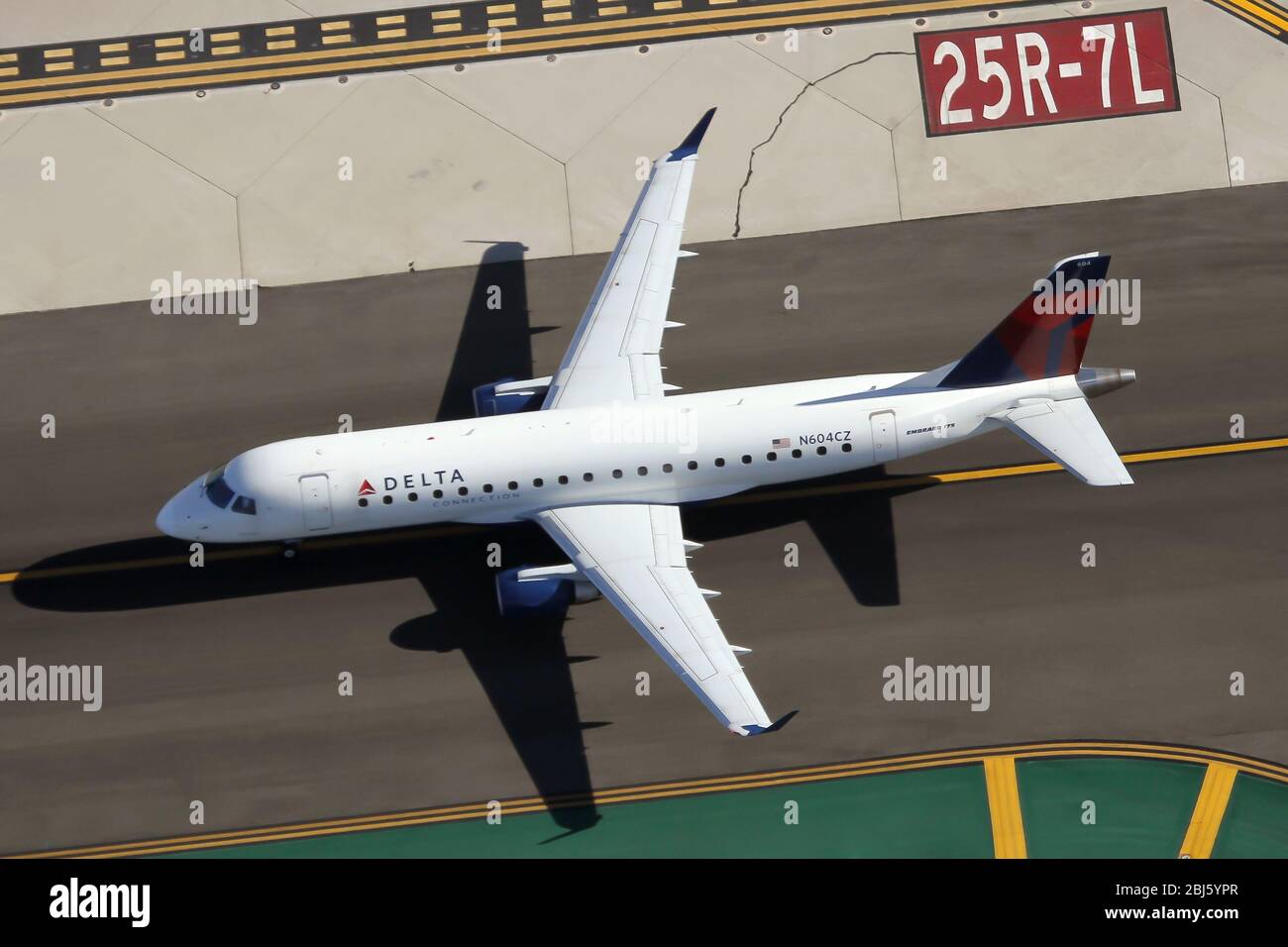 Los Angeles, USA. 31st Aug, 2015. A Delta Connection (Compass Airlines ...