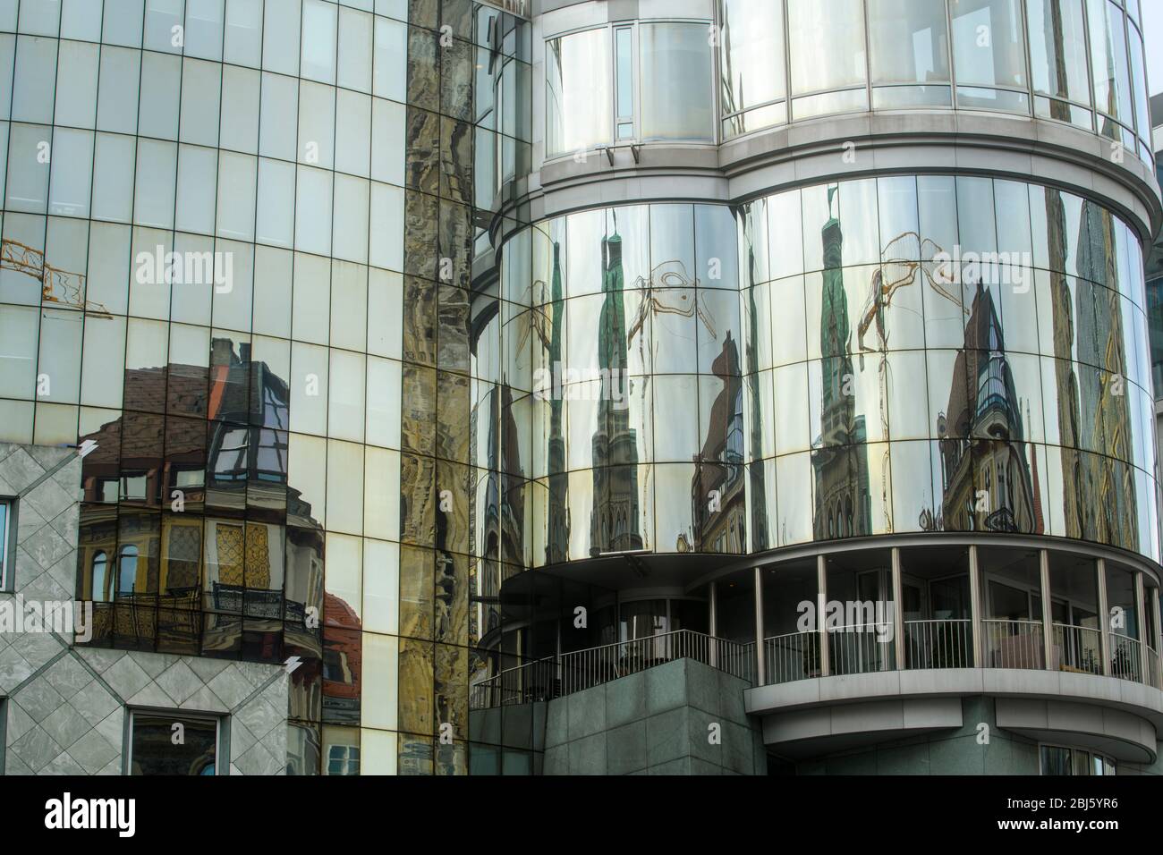 Office building in vienna hi-res stock photography and images - Alamy