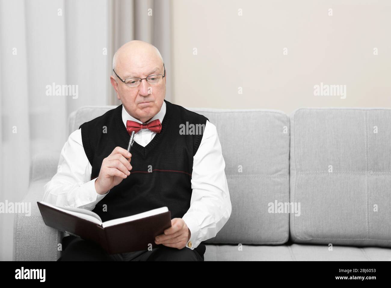 Aged psychologist at work Stock Photo - Alamy