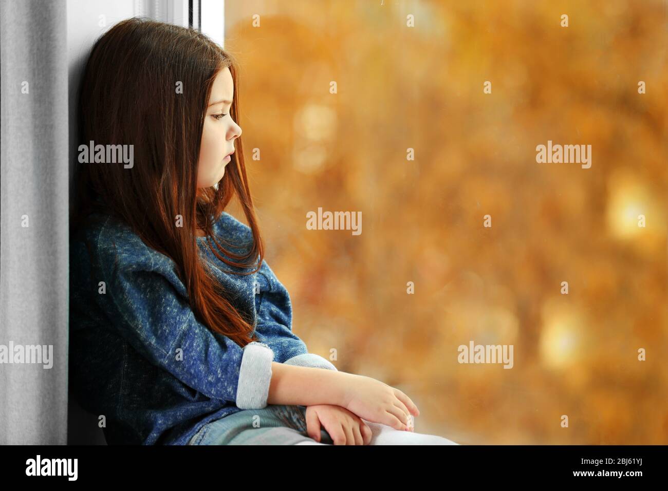 Lonely child waiting someone hi-res stock photography and images - Alamy