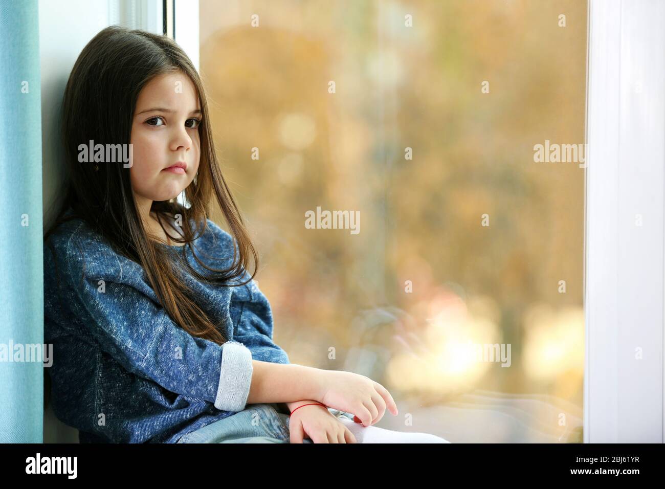 Lonely child waiting someone hi-res stock photography and images - Alamy
