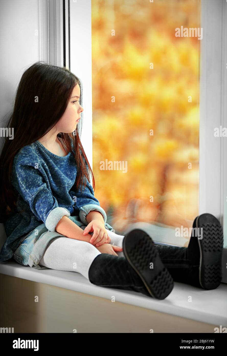 Lonely child waiting someone hi-res stock photography and images - Alamy