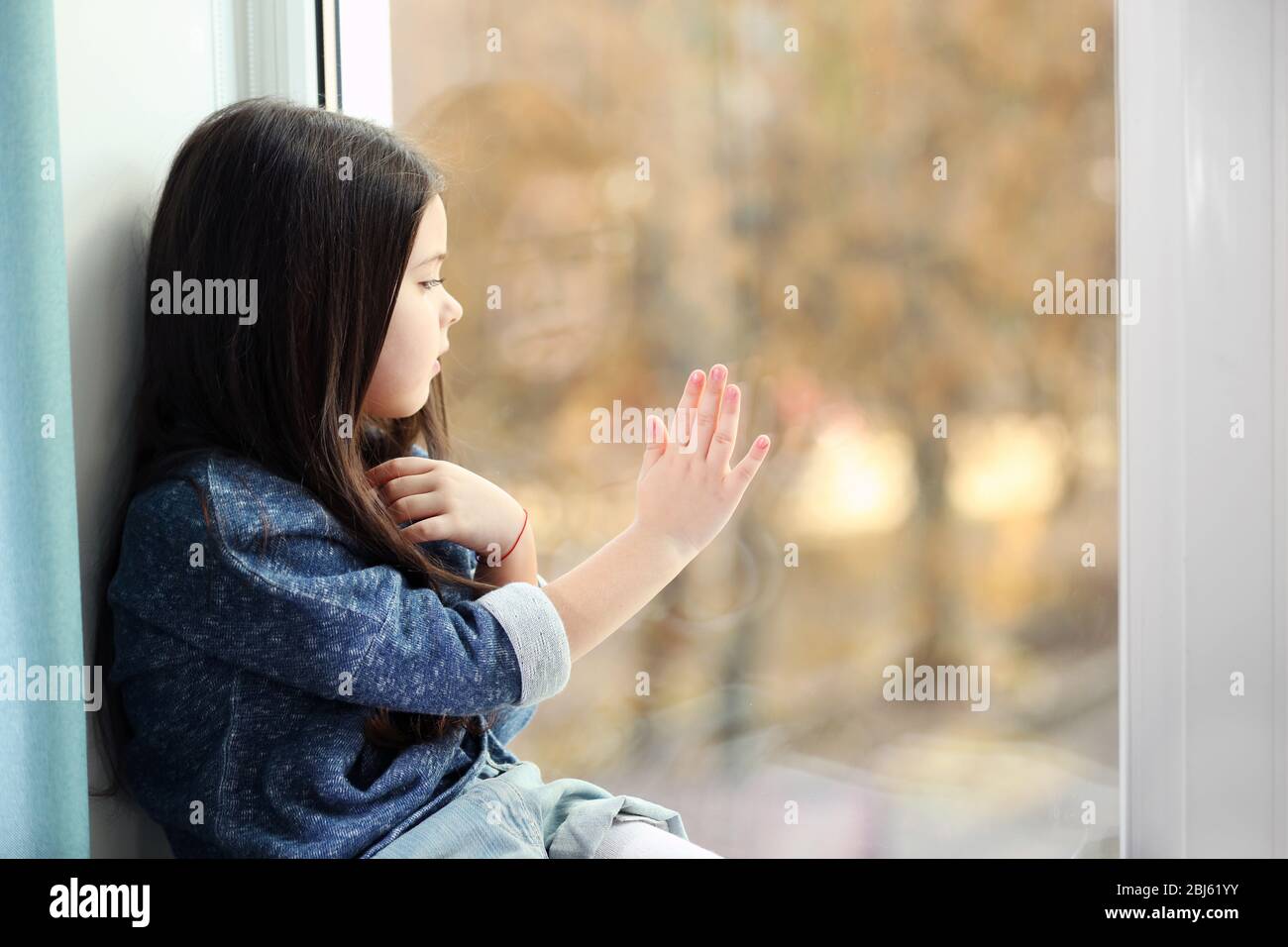 Lonely child waiting someone hi-res stock photography and images - Alamy