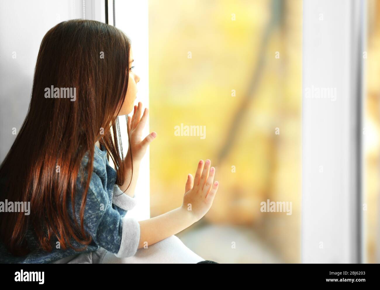 Lonely child waiting someone hi-res stock photography and images - Alamy