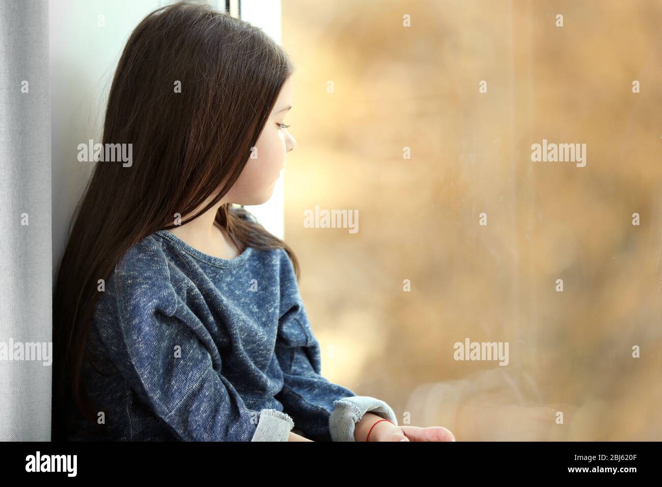 Lonely child waiting someone hi-res stock photography and images - Alamy