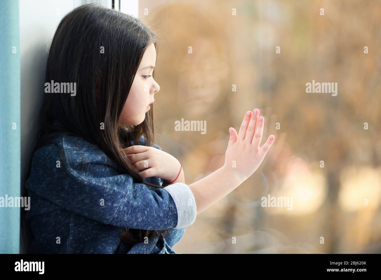 Lonely child waiting someone hi-res stock photography and images - Alamy