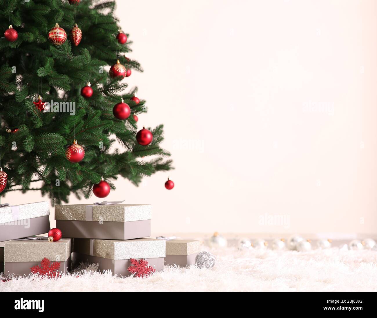 Christmas tree with presents on the floor Stock Photo - Alamy