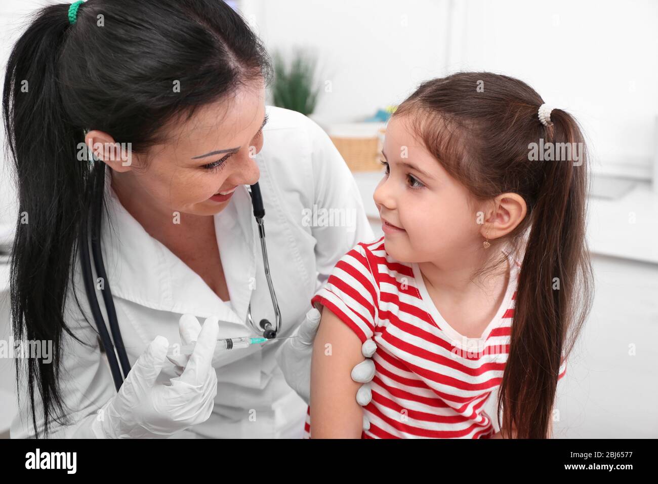 Doctor giving a child injection in the office Stock Photo - Alamy