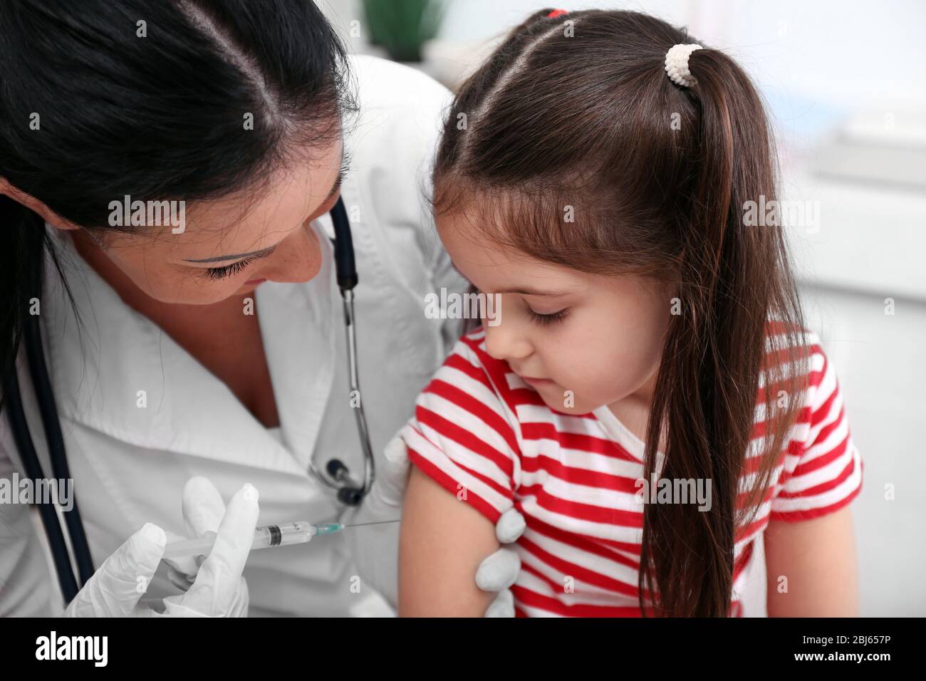 Doctor giving a child injection in the office Stock Photo - Alamy