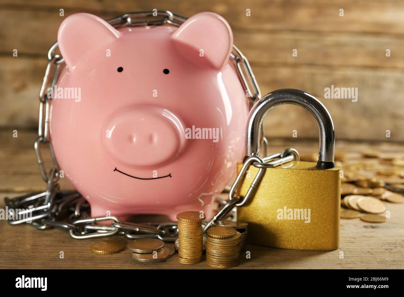 Bank safe and chains hi-res stock photography and images - Alamy