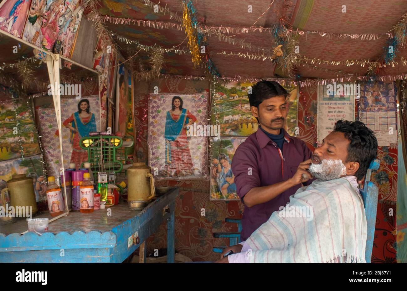 barber shaving a customer, rural, India Stock Photo - Alamy