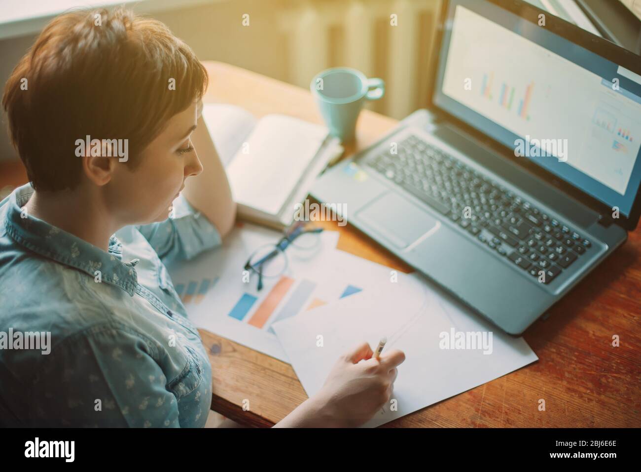 Data analyst woman taking notes hi-res stock photography and images - Alamy