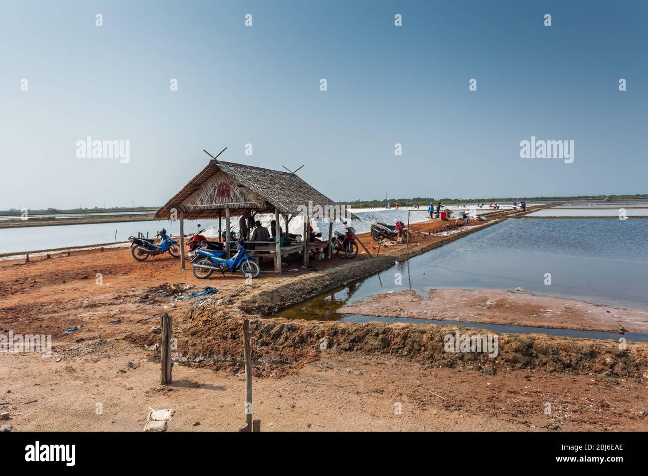 Ban Laem, Phetchaburi, Thailand. 20th Feb, 2016. Salt farm workers ...