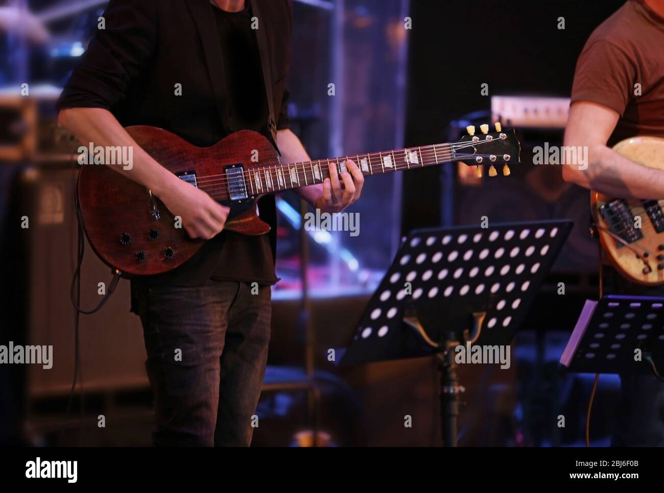 Celebrity music playing guitar concert singing hi-res stock photography ...