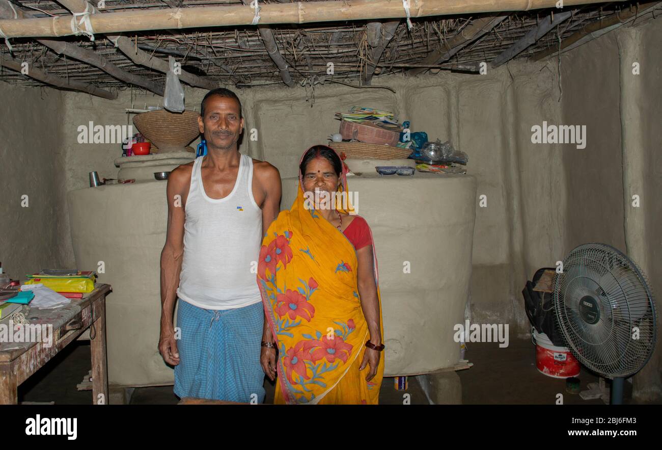 Indian poor old couple hi-res stock photography and images - Alamy