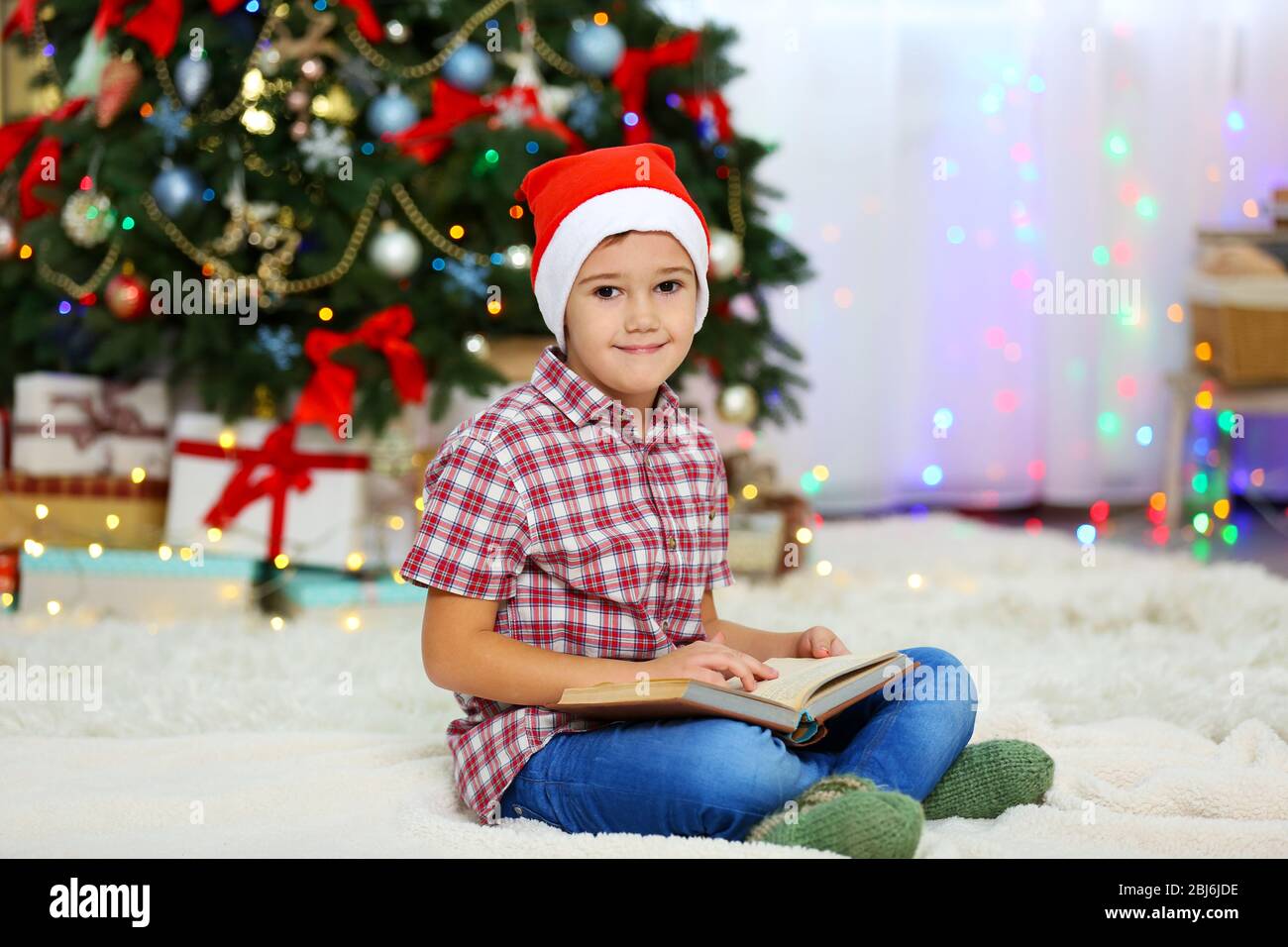 Little kid reading book hi-res stock photography and images - Alamy