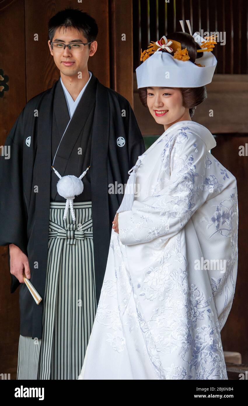 Bride and groom taking wedding photos at the Meiji Shrine in Tokyo ...
