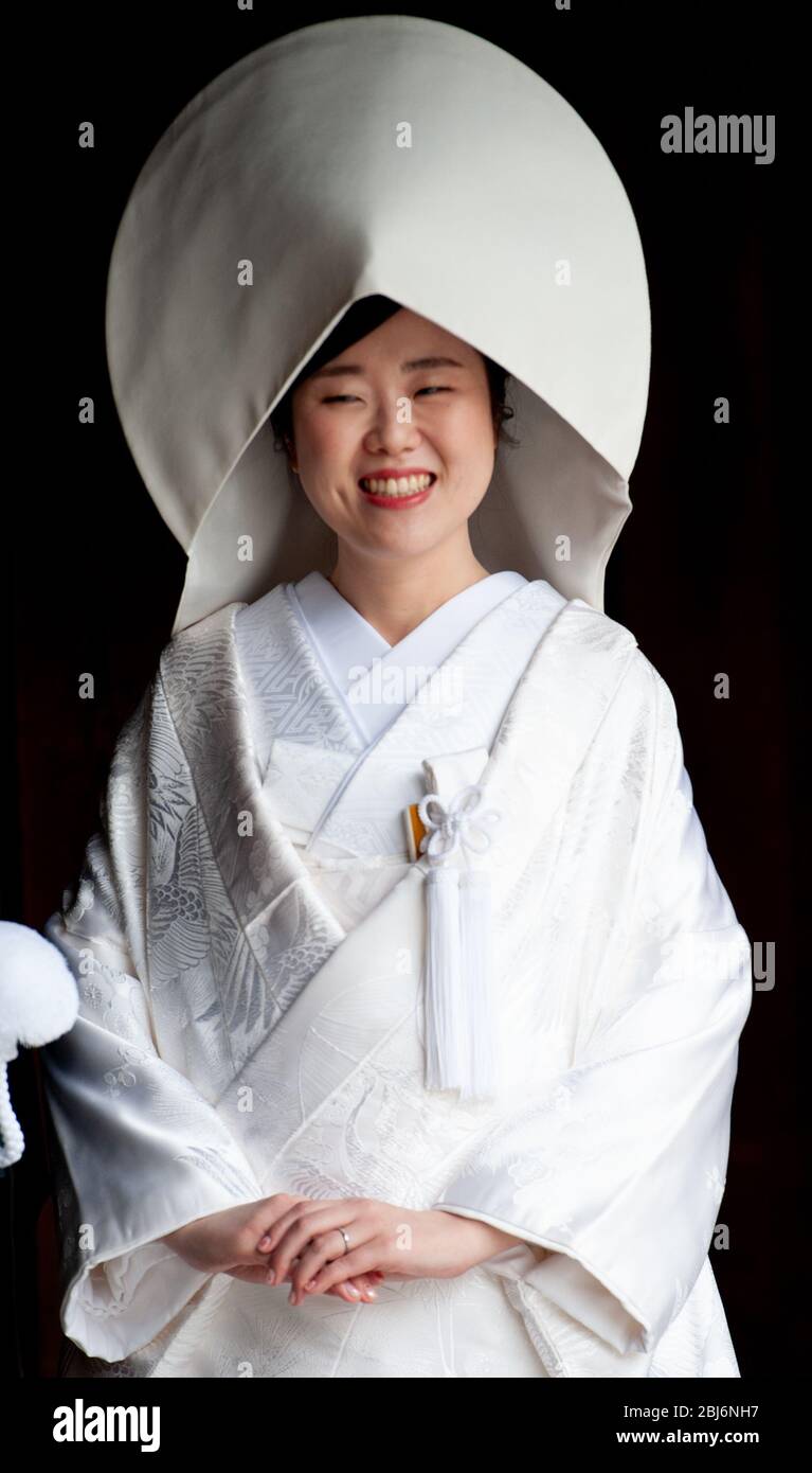 Japanese bride wearing traditional kimono and Tsunokakushi head cover ...