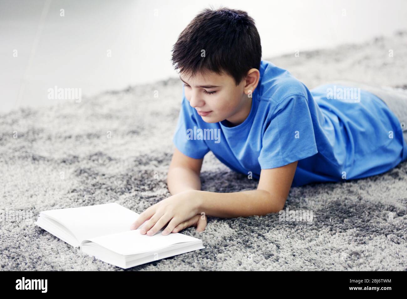 Preteen reading letter hi-res stock photography and images - Alamy