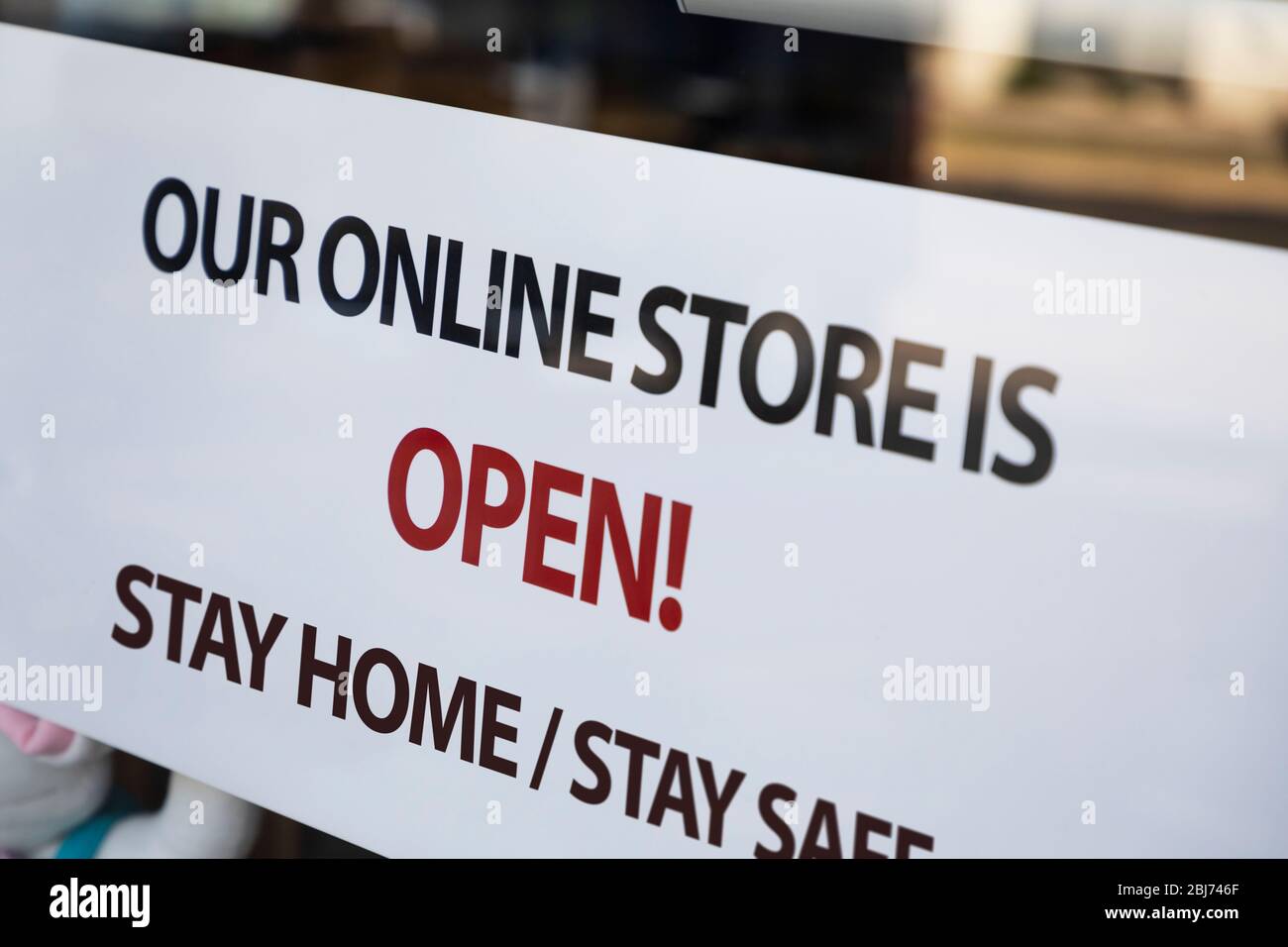Online store notice outside of local closed business Stock Photo - Alamy
