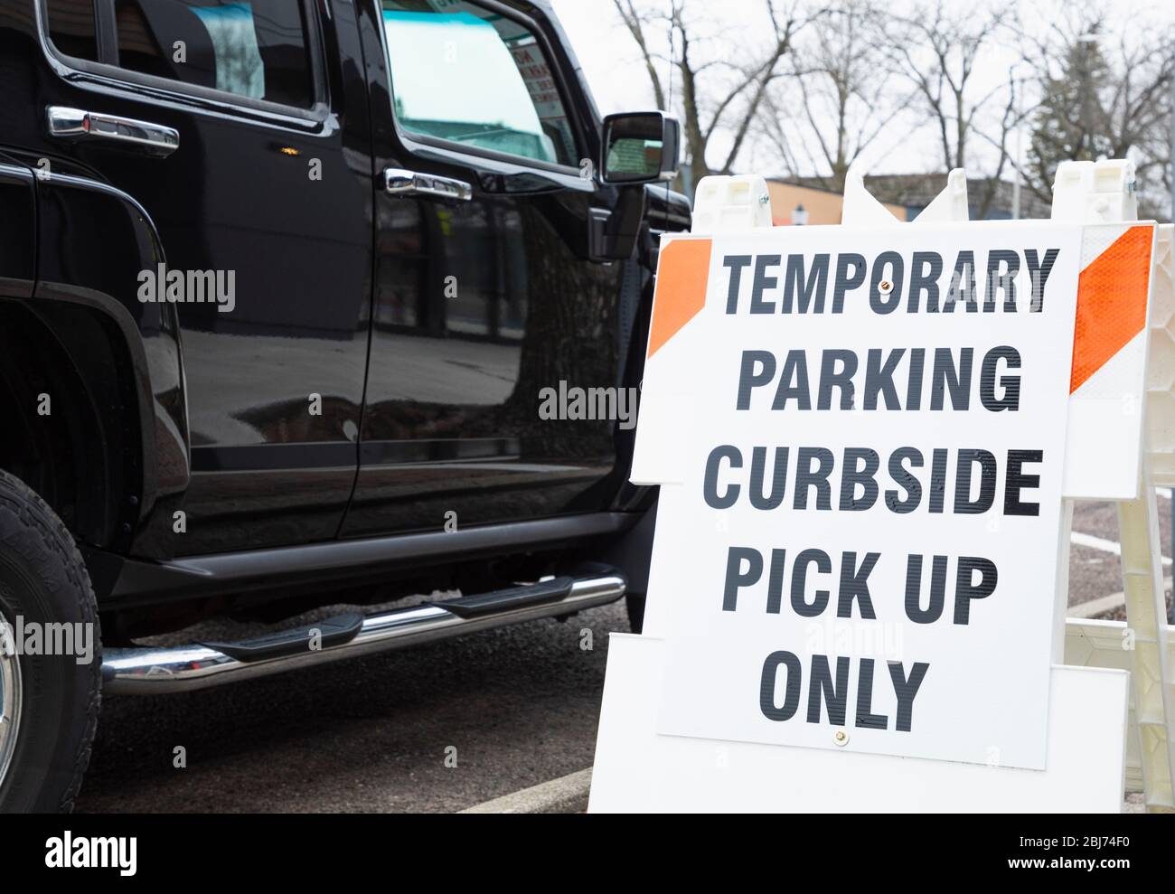 Curbside pickup parking hi-res stock photography and images - Alamy
