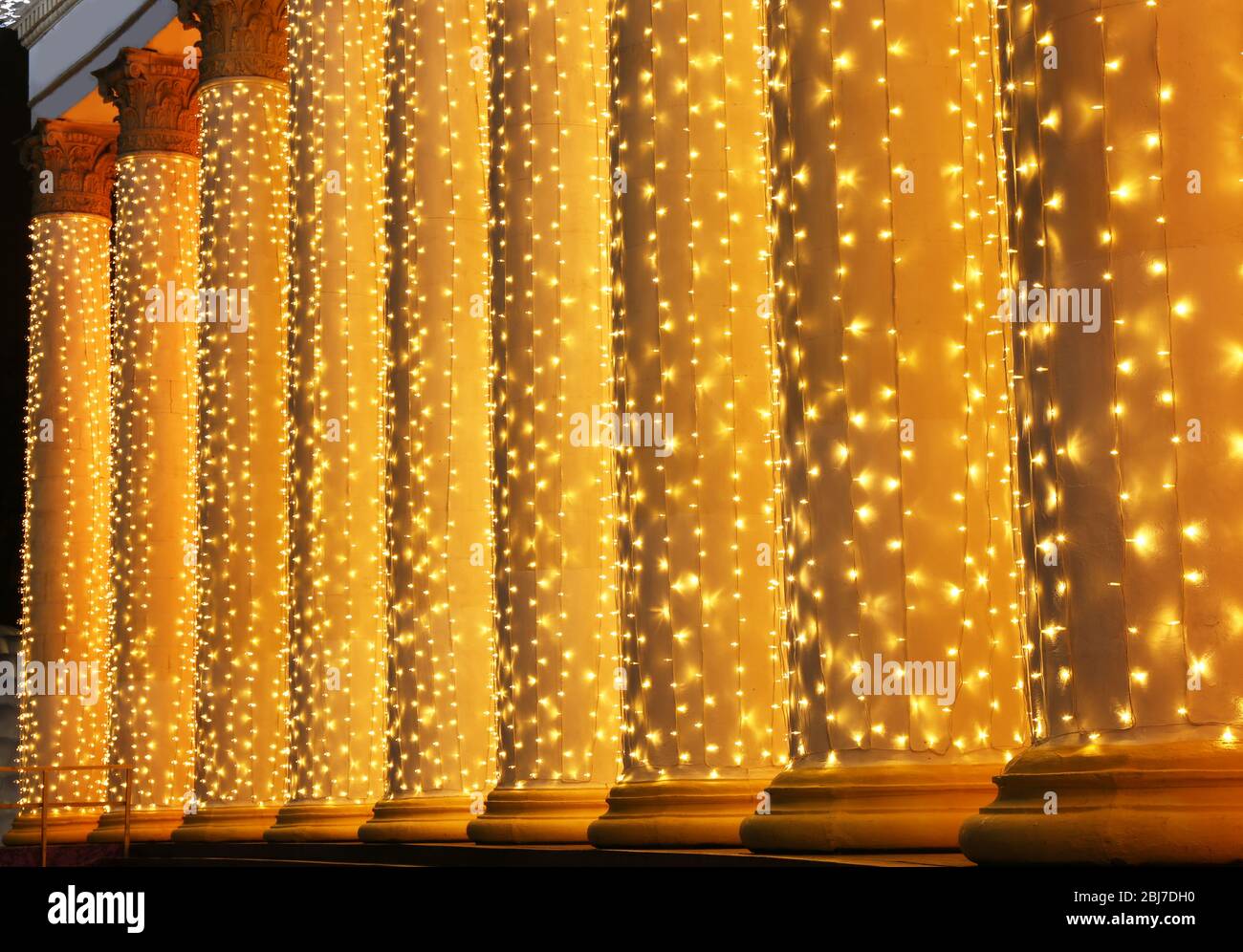 Garland on columns hi-res stock photography and images - Alamy