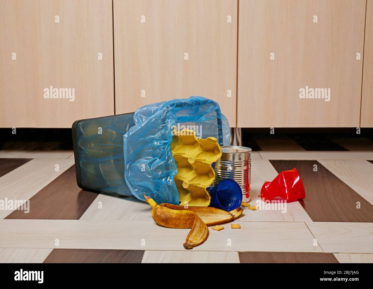 Dirty kitchen trash can hi-res stock photography and images - Alamy