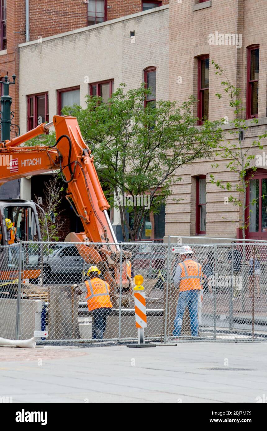 Man digging hole in road hi-res stock photography and images - Alamy