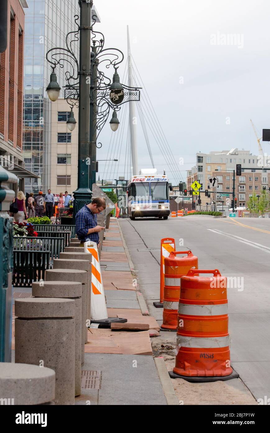 Waiting bus stop usa hi-res stock photography and images - Alamy