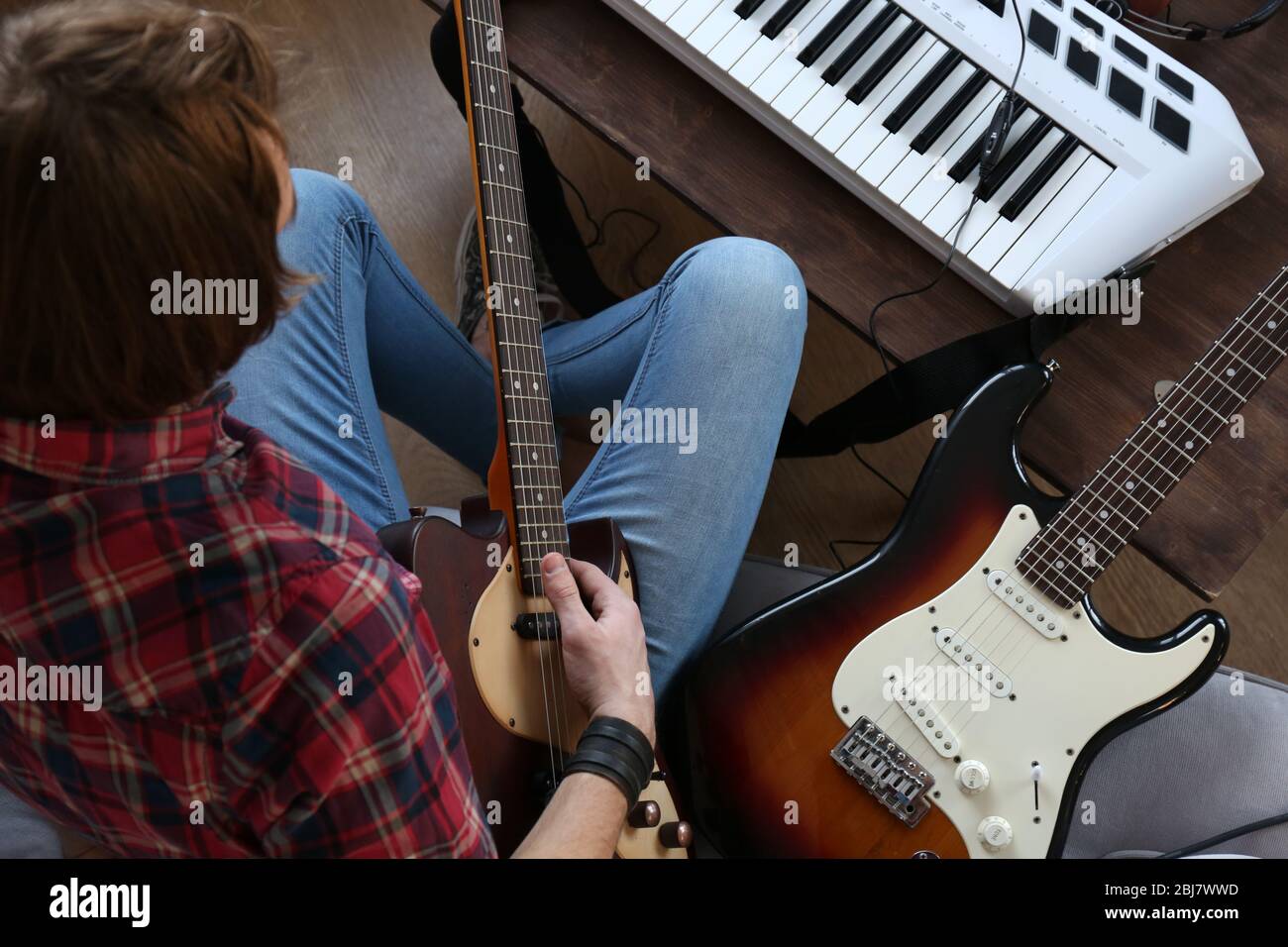 Synthesizer guitar hi-res stock photography and images - Alamy