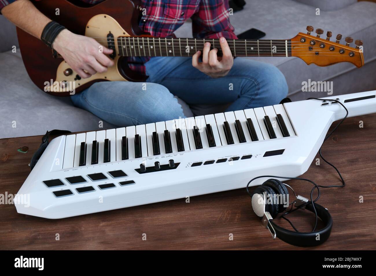 Synthesizer guitar hi-res stock photography and images - Alamy