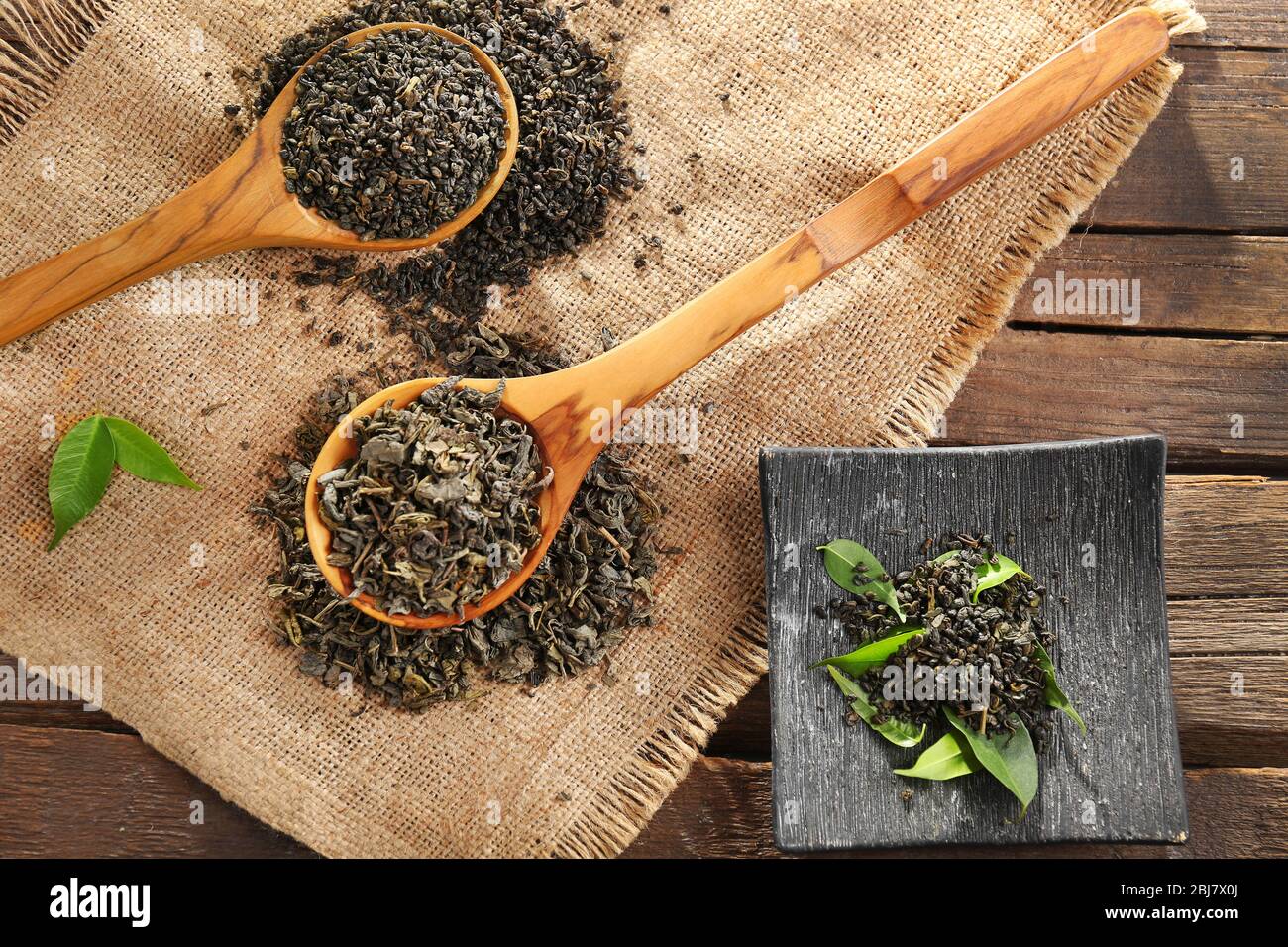 Granulated tea with green leaves on sackcloth closeup Stock Photo - Alamy