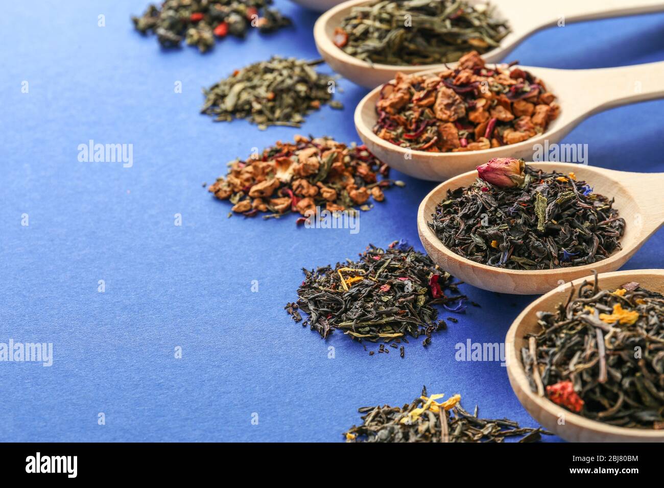 The different kinds of tea presented as a sample in the white spoons ...