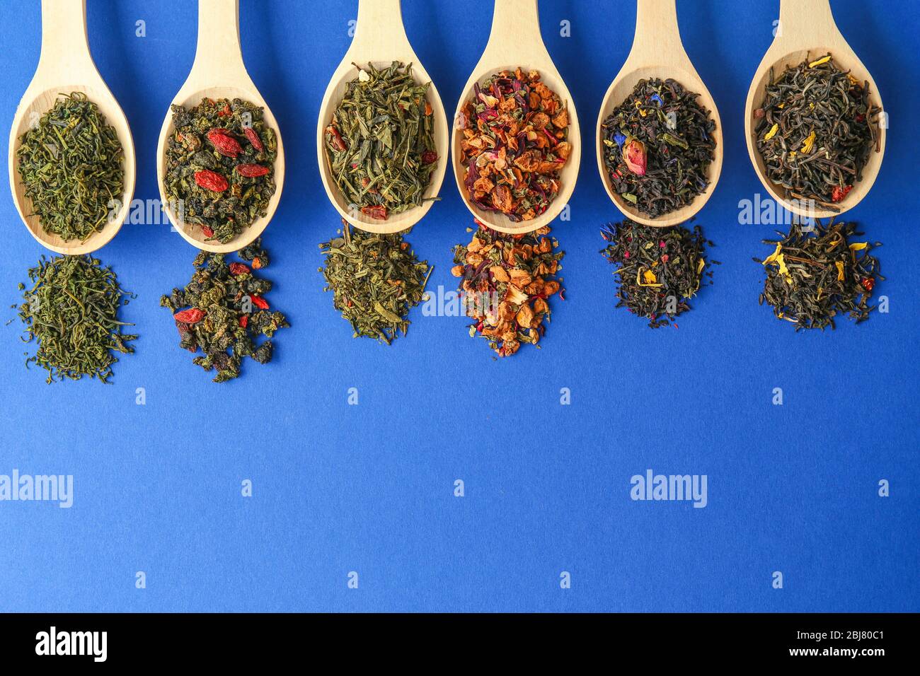 The different kinds of tea presented as a sample in the white spoons ...