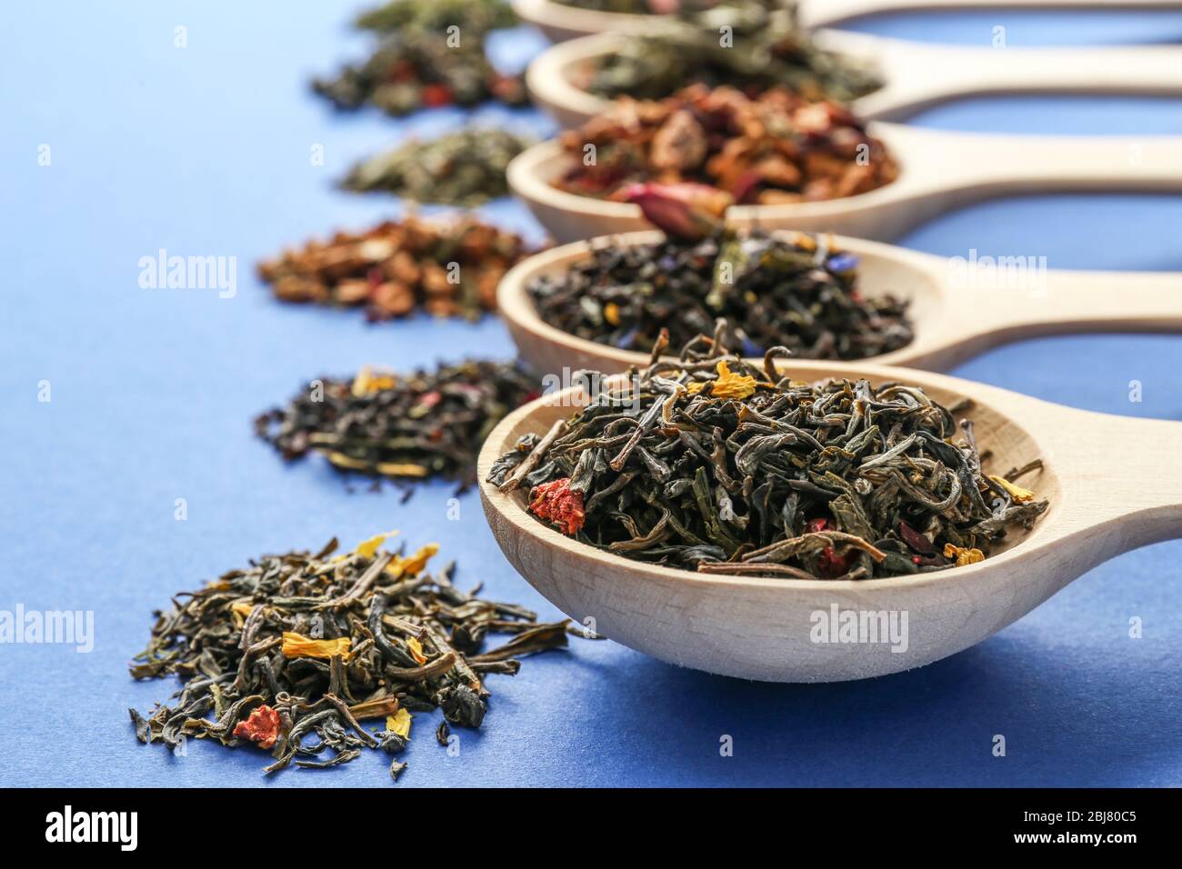 The different kinds of tea presented as a sample in the white spoons ...